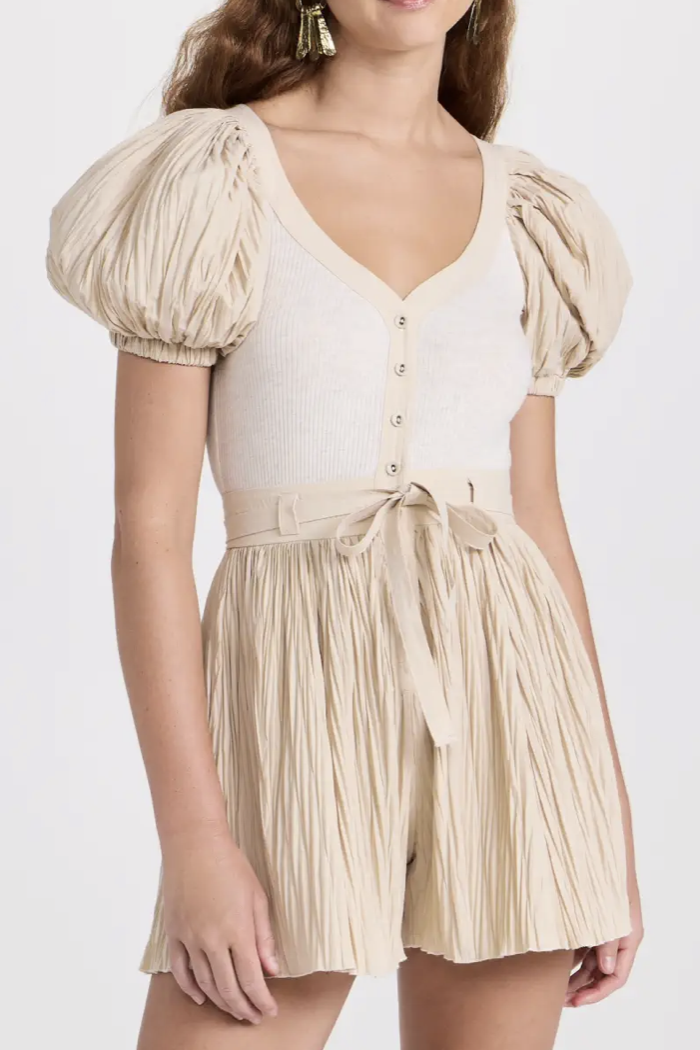 Creating the Perfect Monochrome Outfit: How to Wear a Monochromatic ...